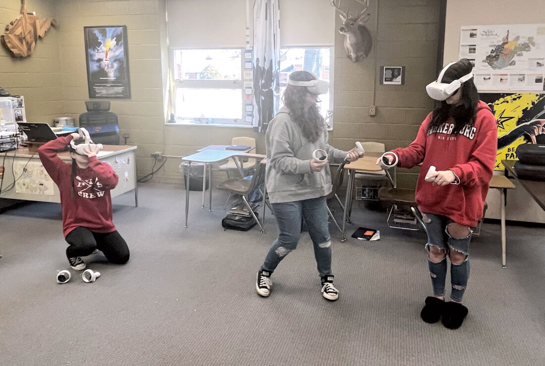 Hamilton Middle School students don VR headsets to glimpse possible ...